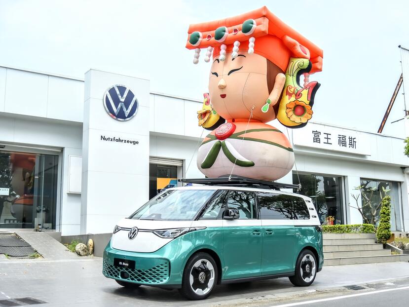 福斯商旅 ID. Buzz 首次化身 Q 版大甲媽祖純電座駕，組建德國車隊提供暖心無障礙接駁::DDCAR 電動車
