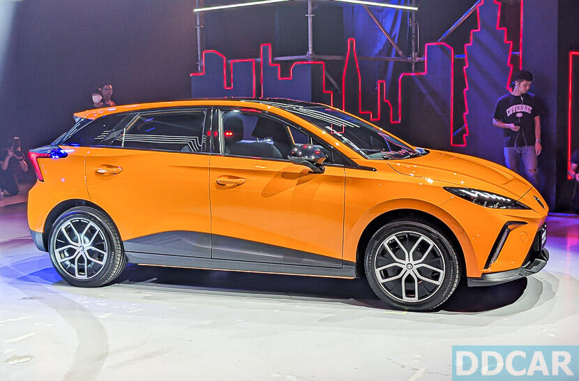 零百加速 3.8 秒極速國產純電車！MG4 開價百萬元有找，購車就送萬元充電金::DDCAR 電動車