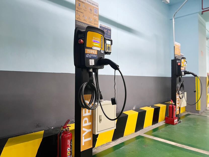 一個月充電都免錢！有 14 座慢充樁的 EVALUE 台北世貿公園地下停車場站啟用::DDCAR 電動車