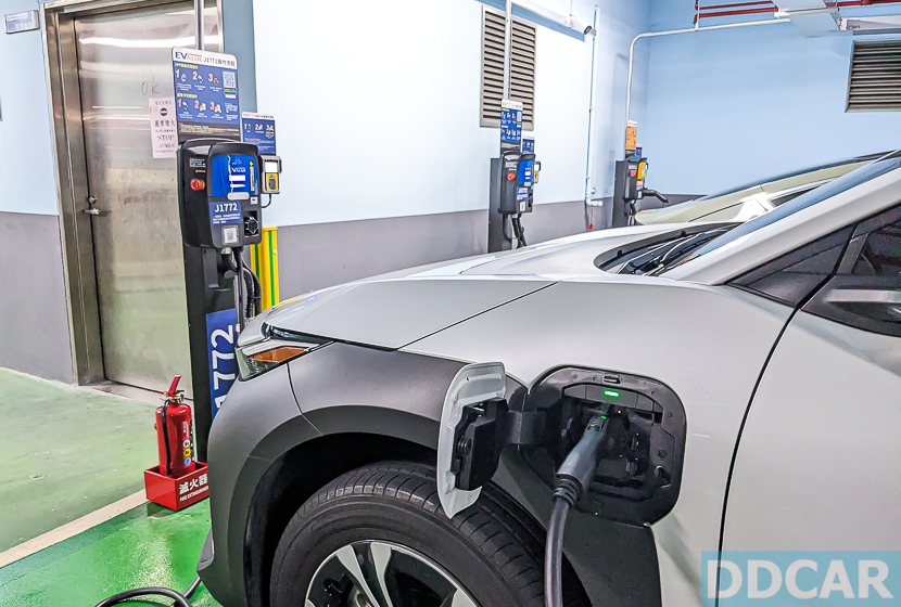 雙北公有停車場導入 EVALUE 充電服務：每度電 8 元起、悠遊卡嗶一下就能充::DDCAR 電動車
