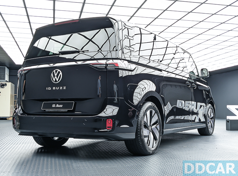 空間配備一次到位、續航力也更優，福斯 ID. Buzz Pro S 長軸七座版 239.8 萬元開放預售::DDCAR 電動車