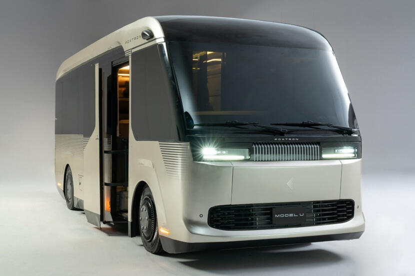 內部空間可依需求客製化，鴻海展出 Model U 中型電動巴士、北美版 Model C 同步亮相::DDCAR 電動車