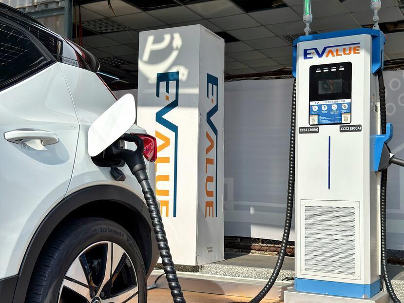 高用量電動車主省錢利器！EVALUE PASS 優惠方案每度電 5.99 元起、全台 250 站任你充::DDCAR 電動車