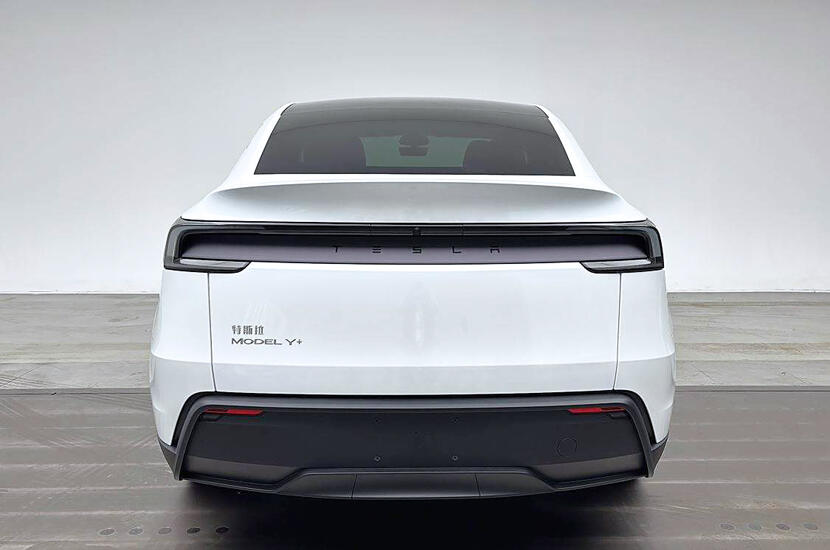 特斯拉全新 Model Y 實車現身，台灣還選不了的「冰河藍」車色也首度亮相::DDCAR 電動車