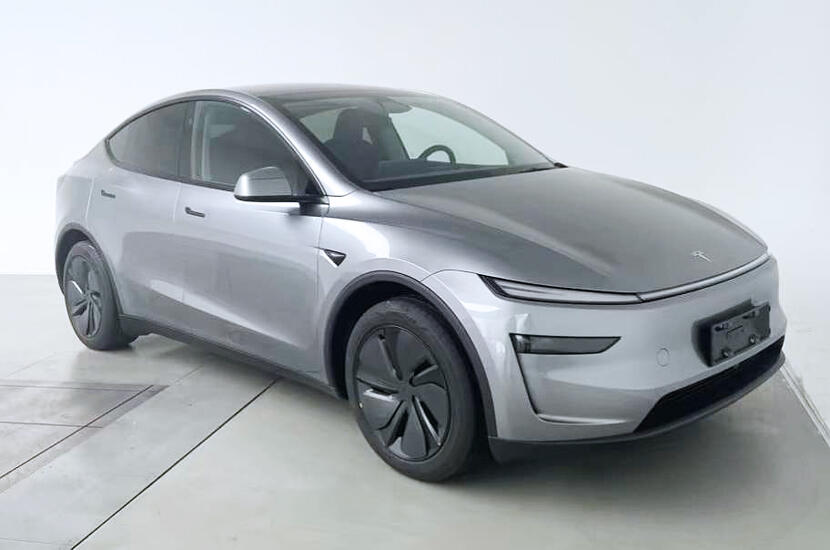 特斯拉全新 Model Y 實車現身，台灣還選不了的「冰河藍」車色也首度亮相::DDCAR 電動車