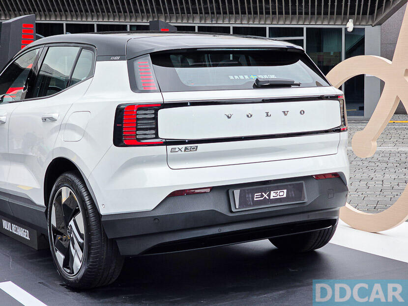 入門車型 142 萬元起預售，Volvo EX30 純電小休旅頂規性能款率先上市、五月開始交車::DDCAR 電動車