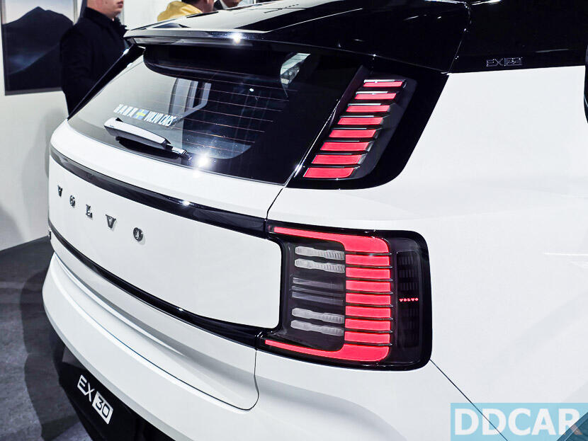 入門車型 142 萬元起預售，Volvo EX30 純電小休旅頂規性能款率先上市、五月開始交車::DDCAR 電動車