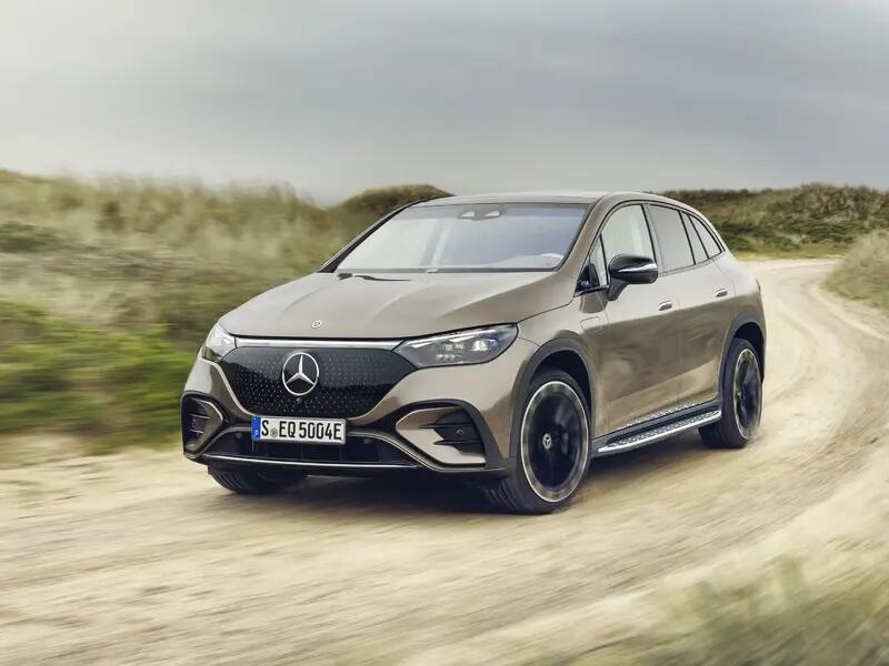 賓士 2025 新年式純電戰力更提升：EQE 350 SUV 標配後軸轉向，再享 60 期零利率、二年延長保固::DDCAR 電動車