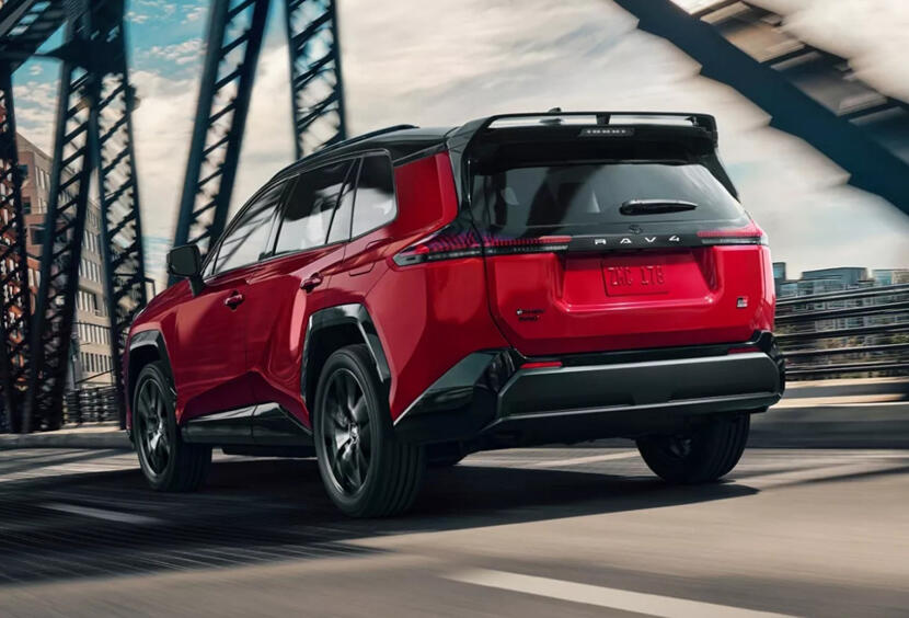 滿電最多能跑 150 公里，Toyota 新世代 RAV4 PHEV 純電續航力進化還支援 DC 快充::DDCAR 電動車