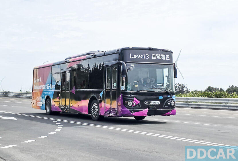 解放駕駛雙手、提高乘客安全性，ARTC 車輛研究測試中心秀全台首輛 Level 3 自駕電巴::DDCAR 電動車